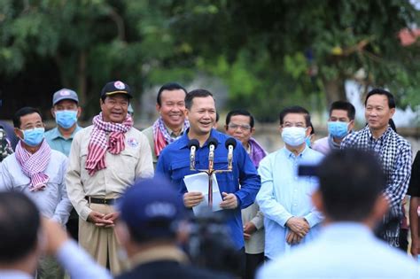 ឧត្តមសេនីយ៍ឯក ហ៊ុន ម៉ាណែត តំណាងសម្ដេចតេជោ នាំអំណោយជូនប្រជាពលរដ្ឋរងគ្រោះដោយទឹកជំនន់ចំនួន ១៣០៤៧គ្រួសារ