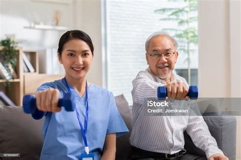아시아 여성 의사는 노인 환자에게 집에서 아령으로 운동하도록 물리 치료사에게 조언합니다 노인 환자 운동 운동을 돕는 미소