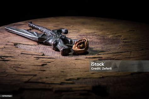 소박한 오래된 나무 테이블에 호두 커널과 전체 호두와 함께 여전히 생활 창조적 인 테이블 장식 건강한 식생활에 대한 스톡 사진 및 기타 이미지 Istock