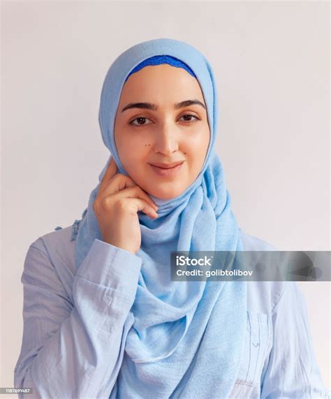 흰색 배경에 대한 히잡에서 아름다운 무슬림 여성 아바야 전통적인 이슬람 드레스를 입고 예쁜 중동 여성의 초상화 세련된 무슬림