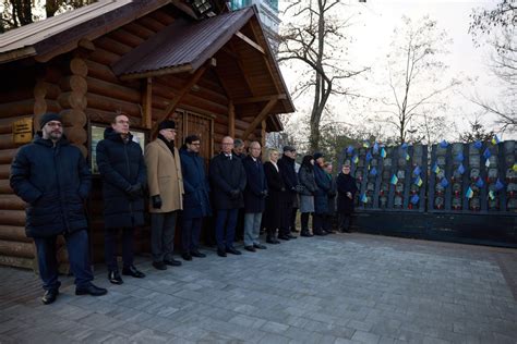Володимир та Олена Зеленські разом із Президенткою Молдови вшанували память загиблих під час