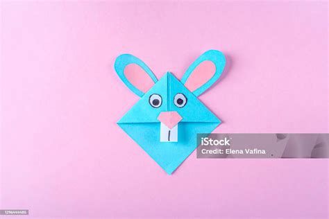 Diy와 아이의 창의력 종이 접기 단계별 지시 책갈피 부활절 토끼를 만드는 방법 9 단계 책 재미있는 토끼에 대한 책갈피를 완료했습니다 부활절 공예 Diy에 대한 스톡 사진