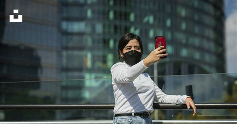 얼굴 마스크를 쓰고 셀카를 찍는 남자 사진 Unsplash의 무료 사진술 이미지