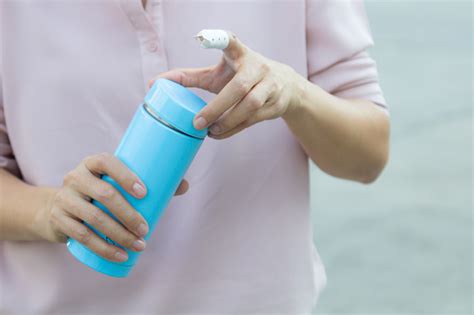 여자 손 부상 스테인리스 물 실린더 플라스틱 무료의 개념을 닫습니다 0에 대한 스톡 사진 및 기타 이미지 0 가방 강철 Istock