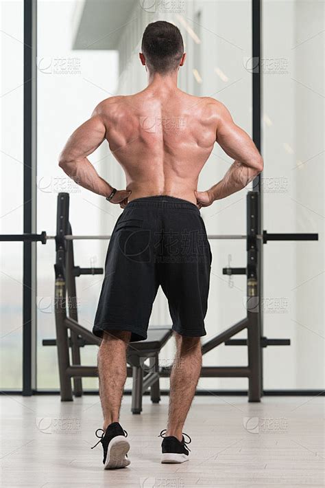 健美运动员展示肌肉