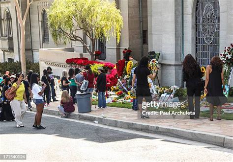 23 Flowers Placed At The Grave Of Michael Jackson To Commemorate The