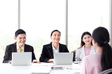 비즈니스 여성 및 동료 Hr 또는 인적 자원 인터뷰 비즈니스 후보자 시내의 현대적인 회의실 사무실에서 마케팅 경력 모집 20