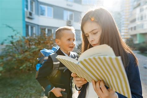 미소 초등학교에서 학생의 야외 초상화입니다 백팩과 아이 들 그룹 재미 이야기 교육 우정 기술 및 사람들 개념 6 7 살에 대한 스톡 사진 및 기타 이미지 Istock