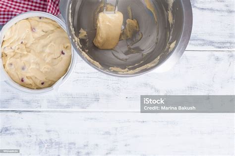 집에서 만든 파이 반죽의 붉은 열매 강철 그릇 흰색 나무 배경 및 텍스트에 대 한 여유 공간 건강한 생활방식에 대한 스톡 사진 및 기타 이미지 Istock