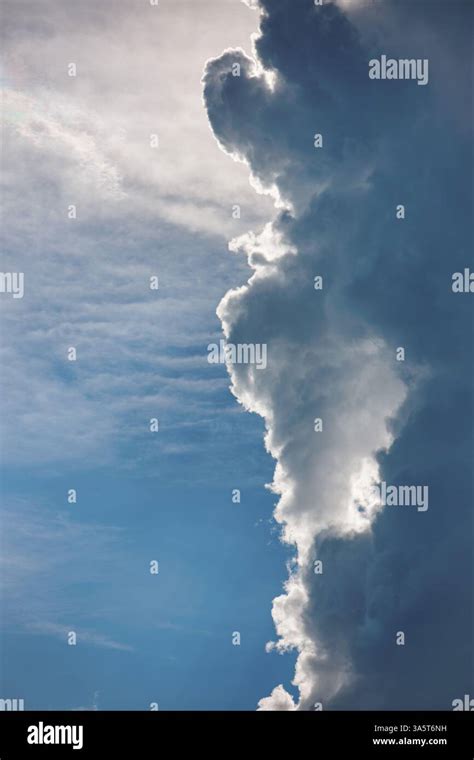Vertical Cloud Split In Half Light Edge With Sky Vertical Wallpapers Design Elements Texture