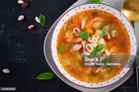 미네스트론 어두운 테이블에 파스타와 이탈리아 야채 수프 상단 보기 플랫 레이 복사 공간 감자 요리에 대한 스톡 사진 및 기타