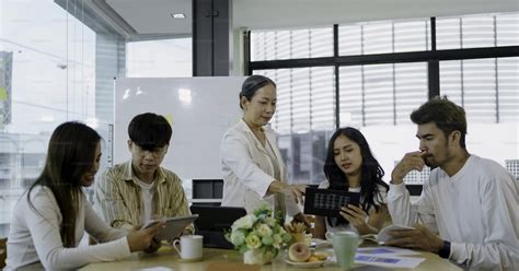 일에 전념하는 아시아 사업가들의 만남 사무실에서 함께 일하는 창의적인 비즈니스 팀 사진 Unsplash의 실내 이미지