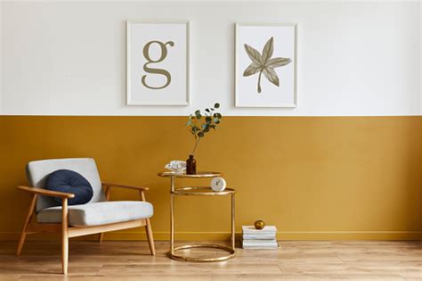 디자인 안락의자 우아한 골드 커피 테이블 모의 포스터 프레임 꽃병의 꽃 장식 및 가정용 장식페스로나 액세서리가있는 현대적인 스타일의 인테리어의 독특한 거실 템플릿 0명에