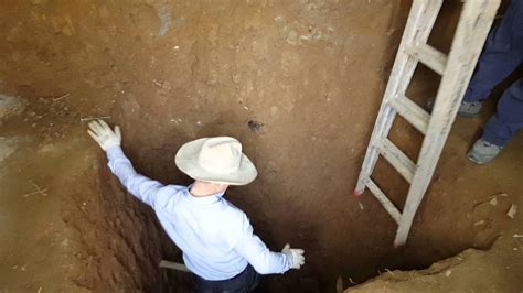 지하 흙퍼올리기 위한 도르래 설치벽돌나르기남굴사대표 김진철목사 Youtube