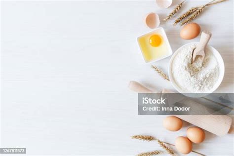 흰색 나무 배경 상단보기에 반죽 준비를위한 재료와 도구 B 밀가루에 대한 스톡 사진 및 기타 이미지 밀가루 배경 주제 곡초류 Istock