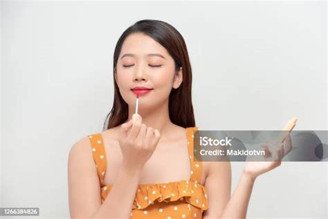 Gadis Imut Mengaplikasikan Lip Gloss Ekspresi Wajah Ekspresif