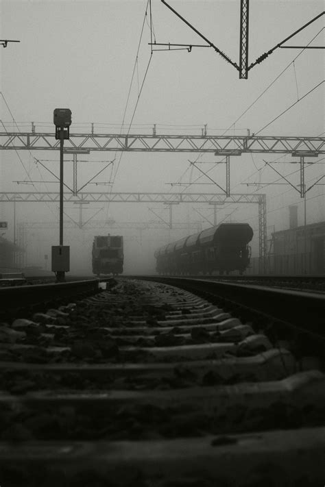 도시 환경 속 기차칸에서 휴식을 취하는 남자 · 무료 스톡 사진