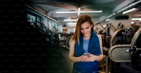 스마트폰을 사용하여 체육관에서 행복한 어린 소녀 또는 여성의 초상화 사진 Unsplash의 슬로바키아 이미지