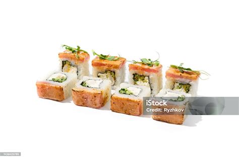 바깥에 구운 연어를 곁들인 마키 초밥 새우 오이 치즈를 얹은 마이크로 그린 흰색 배경에 고립 된 구운 연어와 새우 마키 롤 탄 참치 생선과 함께 트렌디 한 스시 롤 0명에