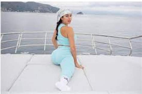 صديقة رونالدو جورجينا رودريجز تخطف الأنظار من أحدث جلسة تصوير شاهد