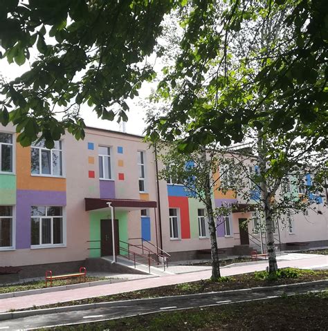 Дітки браслети свої майструють Квіточки яскраві швидко чіпляють Скотч блискучий тримає