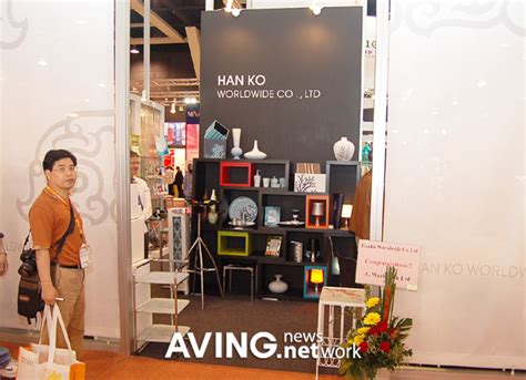 Han Ko 다양한 디자인의 유리 접시 선보여