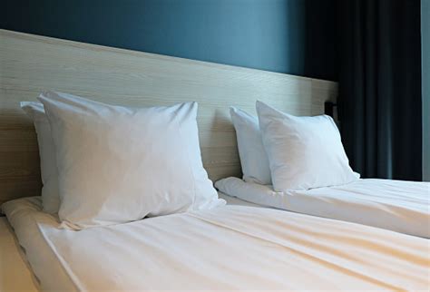 빈 침대 옆 탁자가있는 침실 조각 독서 램프와 현대적인 인테리어 디자인 집이나 호텔의 소켓을 끕니다 부드러운 베개와 담요 세련된 편안한 가구 0명에 대한 스톡 사진 및 기타