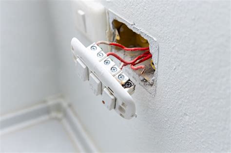 클로즈업 전기 콘센트 플러그는 수리 또는 유지 보수 및 사무실 내 고정을 위해 단락됩니다 0명에 대한 스톡 사진 및 기타 이미지