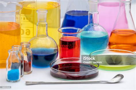 실험실 장비 유리 튜브 플라스크 에렌마이어 비커 페트리 접시 풍선 및 기타 화학 및 의학 실험실 측정 장비 과학 실험 또는 측정을 위해 설정된 테스트 장비 0명에 대한 스톡