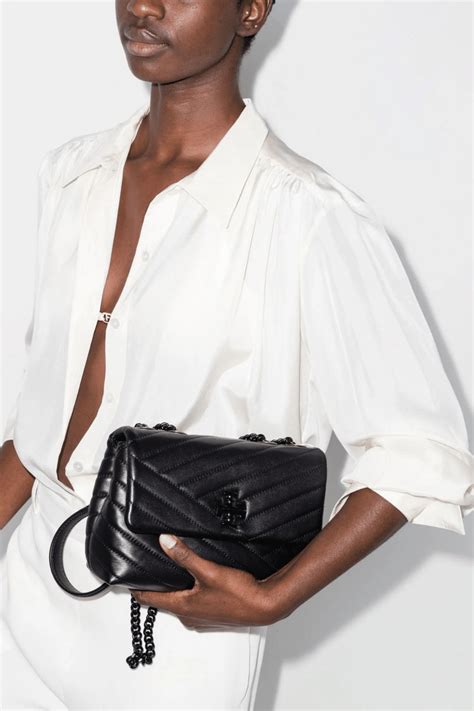 Small Kira Chevron Convertible Omuz Antas Fil Evrimi I Konsinye Ve Kinci El Ma Azas