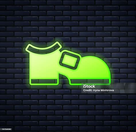 벽돌 벽 배경에 고립 된 빛나는 네온 레프러콘 부팅 아이콘 해피 세인트 패트릭의 날 아일랜드 공휴일 벡터 3월에 대한 스톡 벡터 아트 및 기타 이미지 Istock