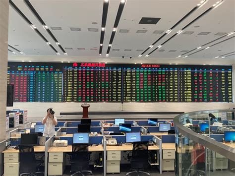 在大连商品交易所期货交易大厅感受全球经济脉动