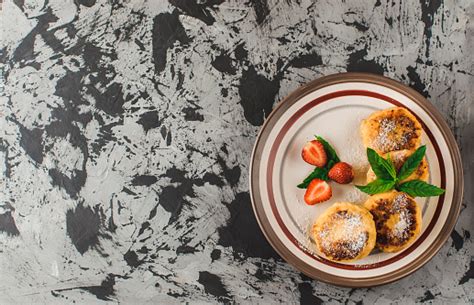 미식 아침 식사 커드 팬케이크 치즈 케이크 딸기 민트와 흰색 접시에 설탕을 착빙 커드 팬케이크 선택적 초점 맨 위 보기 공간을