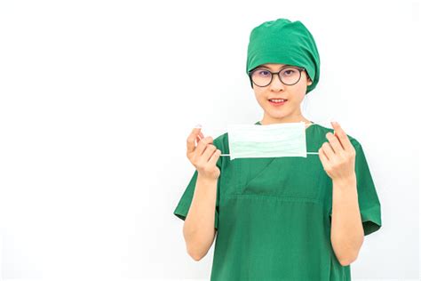 외과 의사 유니폼을 입은 젊은 아시아 간호사의 초상화 공기 중의 박테리아 또는 바이러스 질환을 흡입으로부터 보호하기 위해 수술 용 마스크를 착용 할 준비를하십시오 간호사에