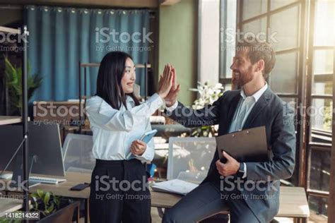 두 명의 행복한 비즈니스 동료가 프로젝트 작업을 마친 후 손을 박수 치십시오 20 24세에 대한 스톡 사진 및 기타 이미지 20 24세 2명 35 39세 Istock