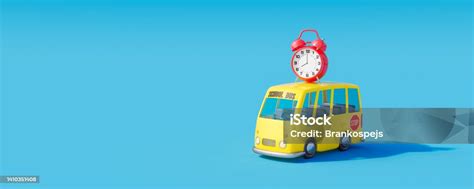 파란색 배경에 알람 시계가있는 스쿨 버스 학교 개념으로 돌아가기 3d 렌더링 3차원 형태에 대한 스톡 사진 및 기타 이미지