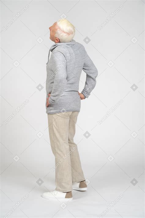 서서 왼쪽으로 머리를 기울이는 남자의 측면보기 사진