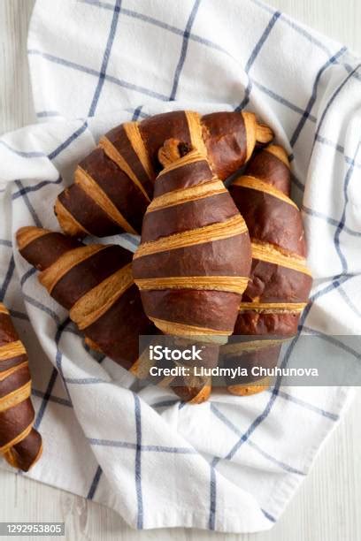 흰색 나무 표면에 초콜릿을 곁들인 수제 크루아상 오버헤드 뷰 위에서 플랫 레이 상단 보기 0명에 대한 스톡 사진 및 기타 이미지