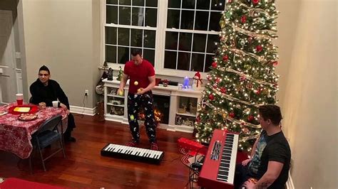 Мъж изсвири коледна песен с жонглиране ВИДЕО Nova