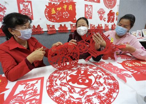 丰台南苑街道居民开展“庆祝党的二十大胜利召开”红色剪纸活动腾讯新闻