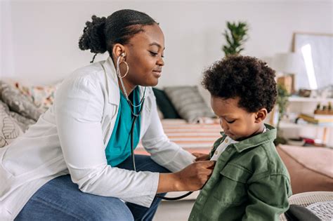 국내 방에서 가정 방문 중 청진기로 어린 소년을 검사하는 여성 의사 의료직에 대한 스톡 사진 및 기타 이미지 의료직 일함