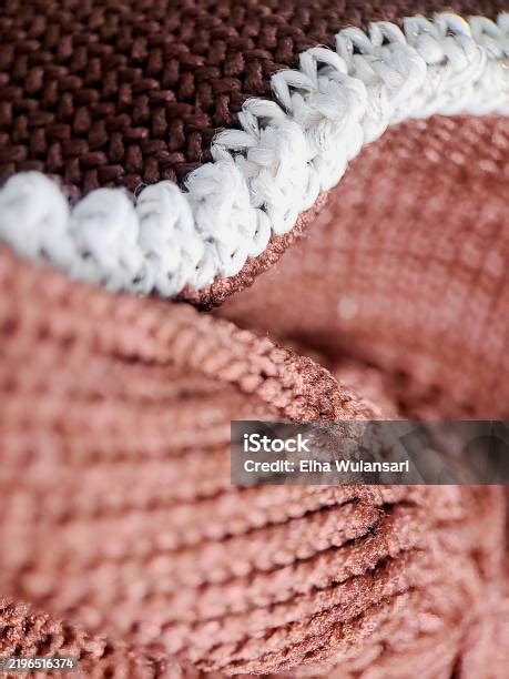 풍부한 갈색과 미묘한 흰색 줄무늬가 있는 질감 있는 직물 이 이미지는 복잡한 직조와 질감의 아름다움을 보여줍니다 0명에 대한 스톡 사진 및 기타 이미지 Istock