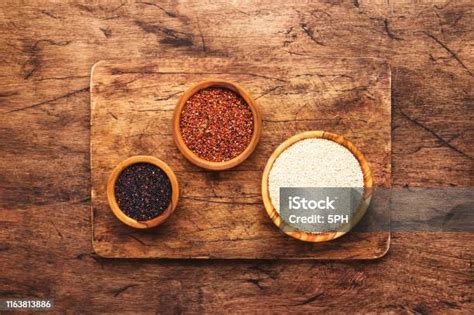 퀴노아 세트 그릇에 검은 색 흰색과 빨간색 원시 퀴노아 곡물 다양한 그로트 나무 소박한 부엌 테이블 상단보기 및 복사 공간 갈색에 대한 스톡 사진 및 기타 이미지 Istock