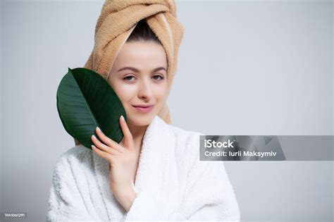 머리에 수건을 들고 샤워를 한 후 녹색 잎을 가진 예쁜 소녀 20 24세에 대한 스톡 사진 및 기타 이미지 20 24세 떠남 메이크업 화장품 Istock