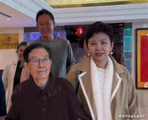 61歲董文華罕見露面，與歌手蘇紅等拜訪恩師谷建芬 ＊ 阿波羅新聞網