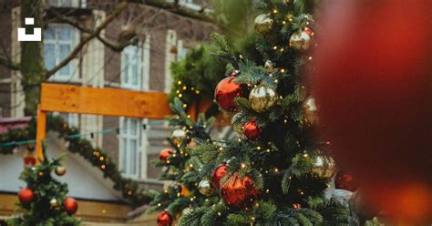 크리스마스 트리는 빨간색과 녹색 장식품으로 장식되어 있습니다 사진 Unsplash의 무료 마스트리흐트 이미지