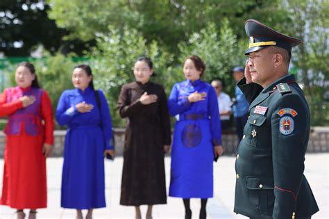 Ардын хувьсгалын ойн баяр наадмыг тохиолдуулан Галдан бошигт Ард Аюушийн хөшөөнд цэцэг өргөж