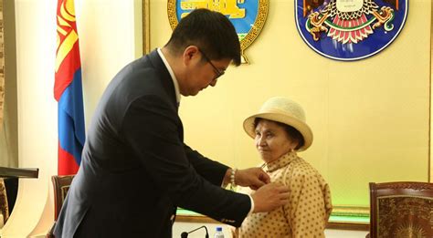 Иргэн Д Зинаг Улаанбаатар хотын “ХҮНДЭТ ТЭМДЭГ” ээр шагналаа E Mn