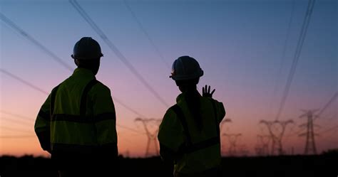 전력선 일몰 시 전기 회로 및 전압 인프라에 대한 계획 및 사업가 엔지니어링 팀워크 및 전선 그리드 및 케이블 유지 보수를 통한