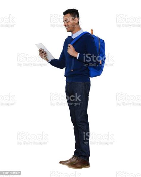 전체 길이측면 보기프로필 보기1 명 만 2029세 성인 잘 생긴 사람 검은 머리 아프리카 민족아프리카 계 미국인 민족세대 Z 남성젊은 남자 서시원한 태도감동 20 24세에